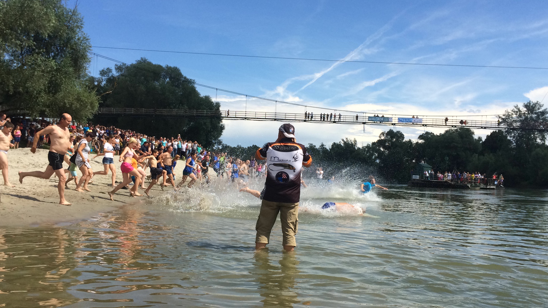 A transnational jump in 3 European rivers marks Amazon of Europe Day | WWF