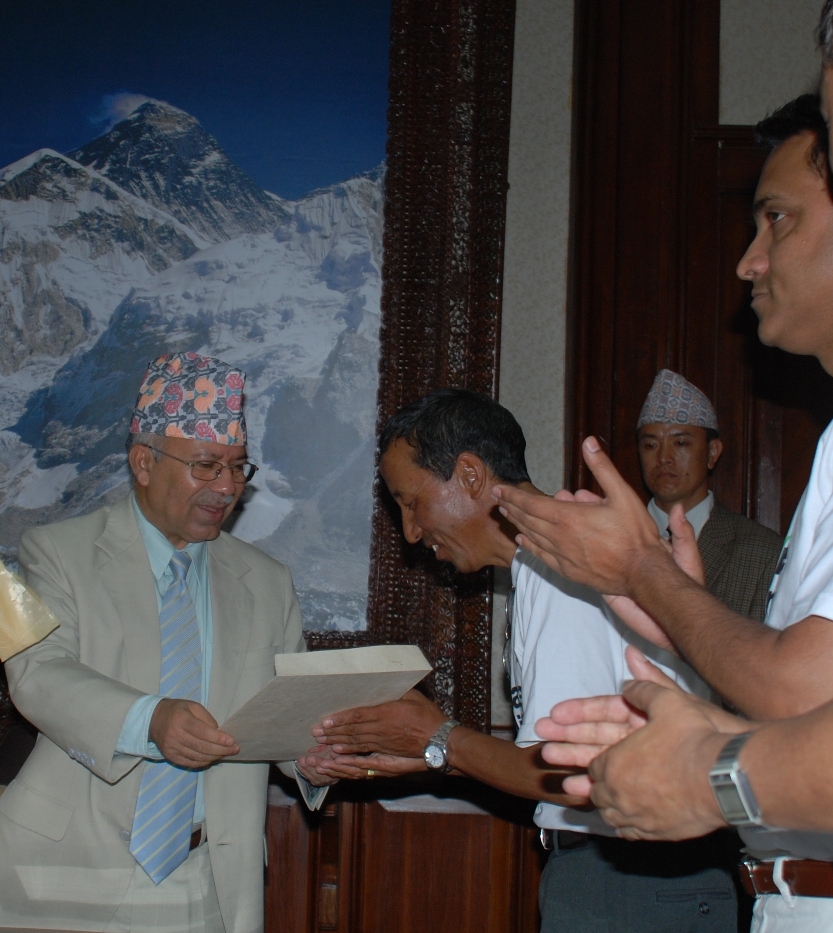 Nepalese Prime Minister felicitates Apa Sherpa | WWF