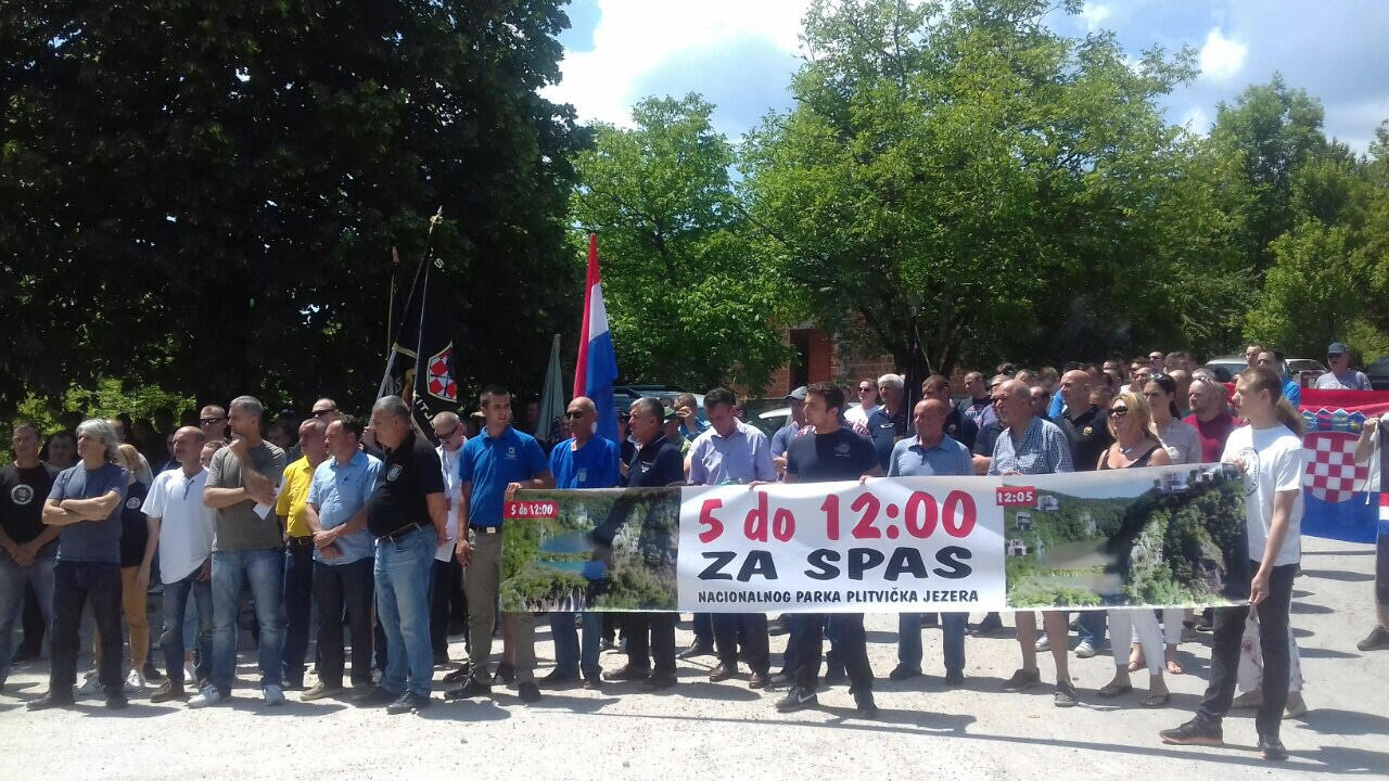 Protest in UNESCO Plitvice Lakes in Croatia against mass tourism and ...