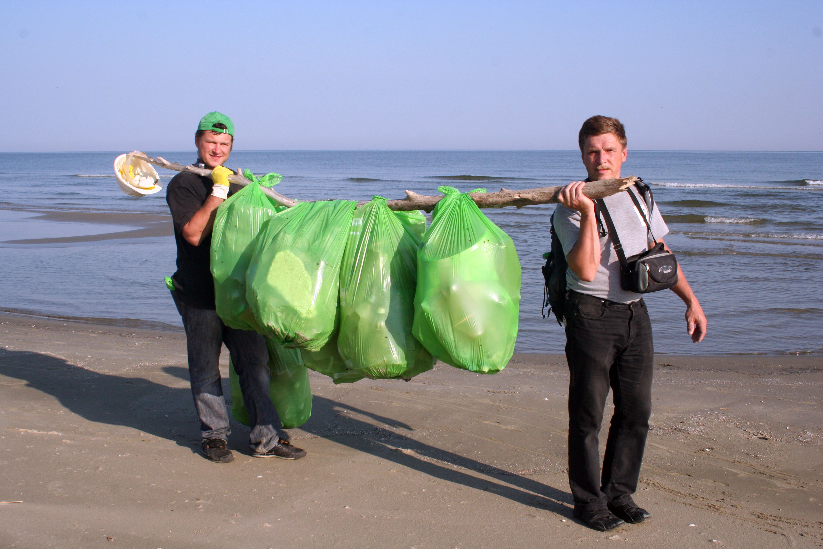 Volunteers clean up the "youngest land in Europe" | WWF