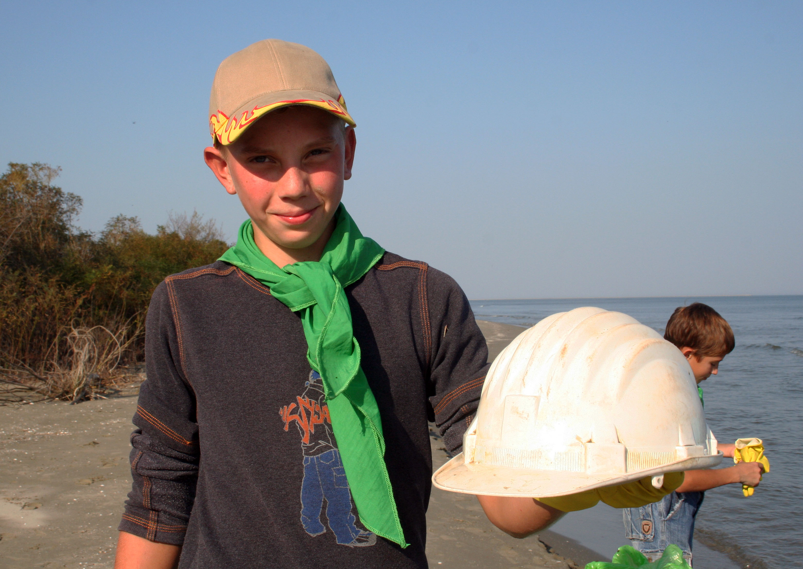 Volunteers clean up the "youngest land in Europe" | WWF