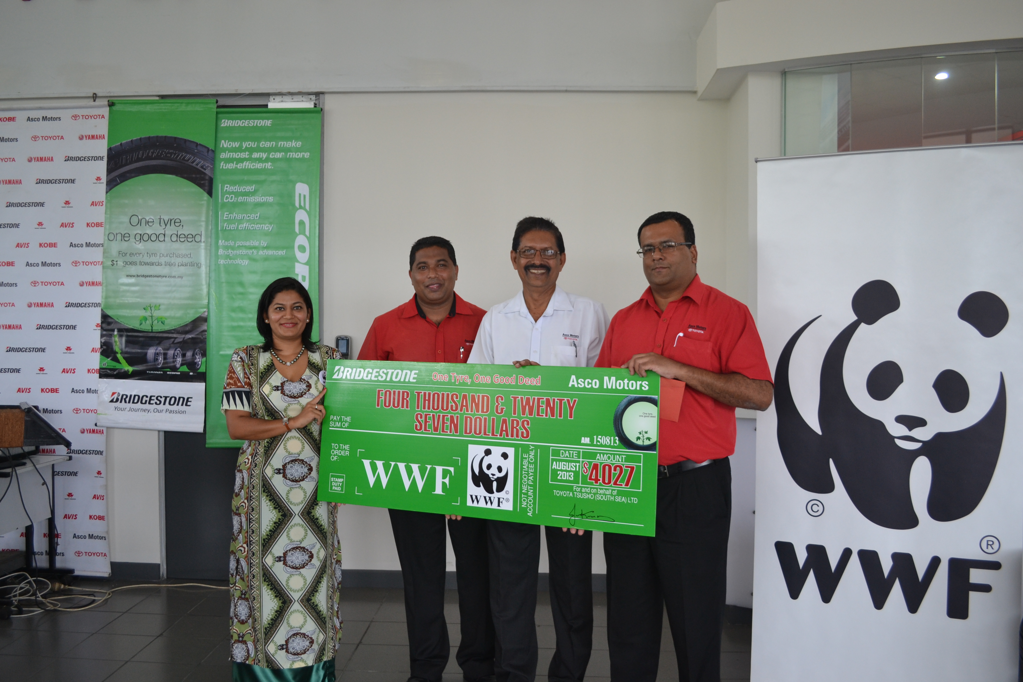 Cash Handover for Reforestation | WWF