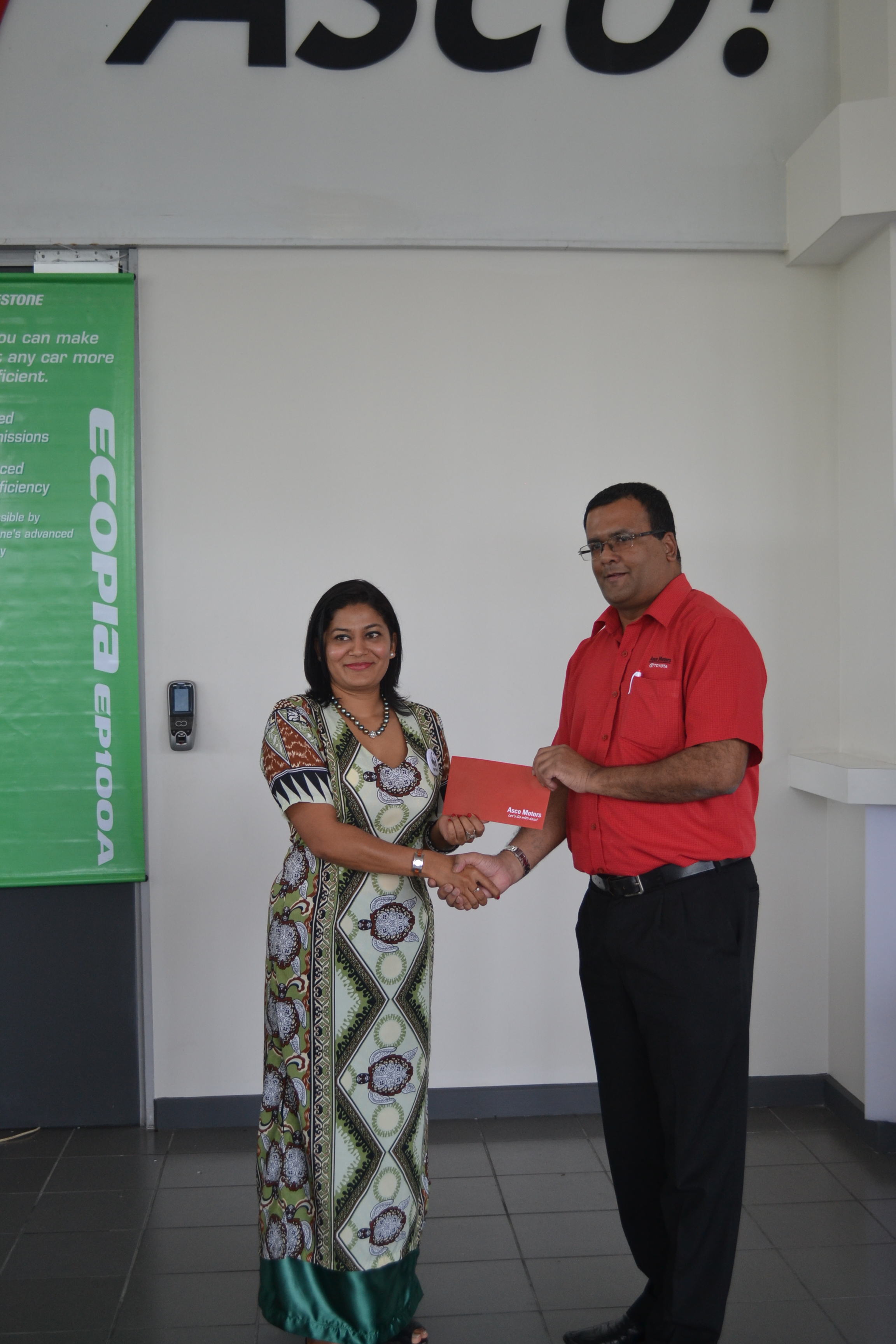 Cash Handover for Reforestation | WWF